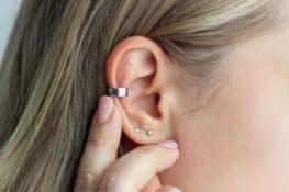 5 Steps to Remove Earrings Stuck in Ears