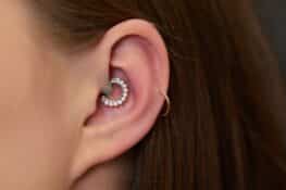 5 Steps to Remove Earrings Stuck in Ears