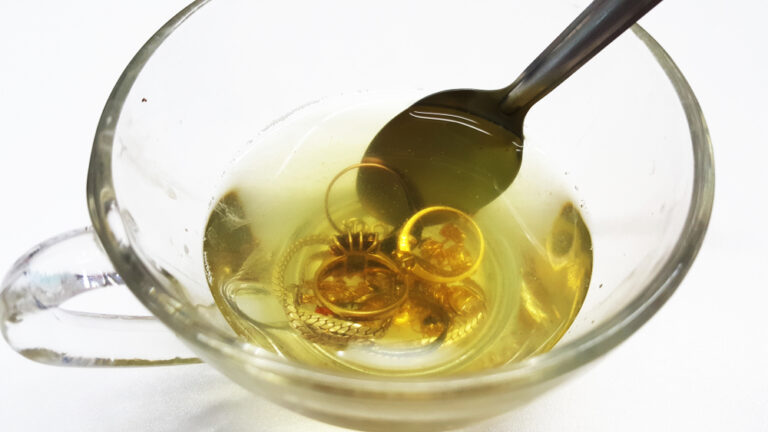 8 Easy and Effective Methods to Clean Gold Earrings